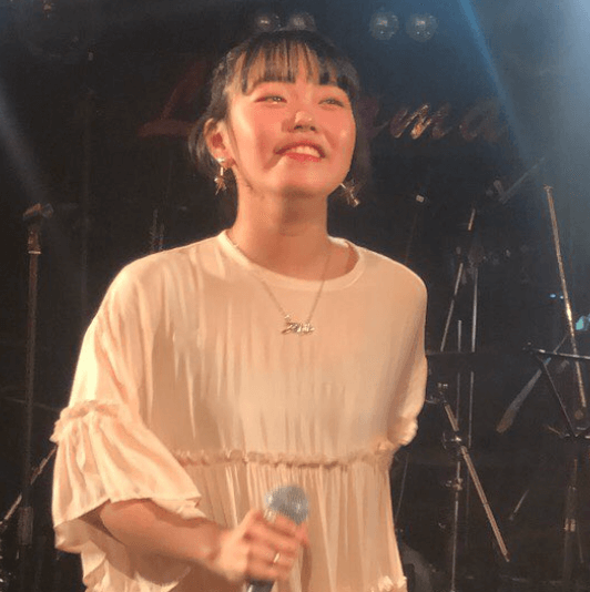 Ado(歌い手)の素顔と年齢、名前の由来に出身プロフィール！顔画像も検証｜aulii.net