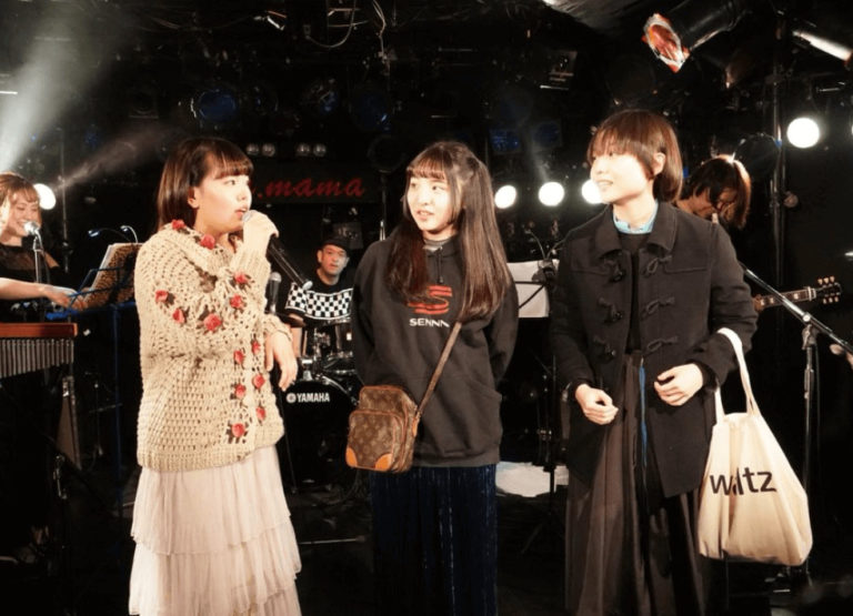 Ado(歌い手)の素顔と年齢、名前の由来に出身プロフィール！顔画像も検証｜aulii.net